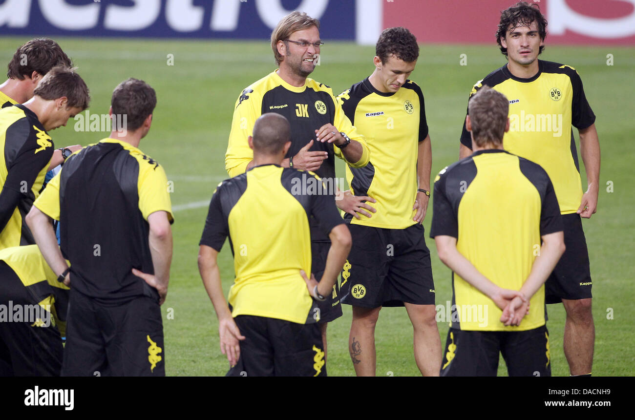 Dortmund coach Juergen Klopp (m) leads a training session at the Stade ...