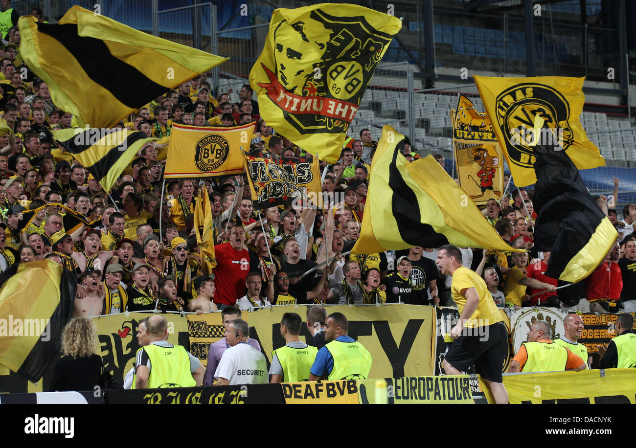 Borussia dortmund supporters celebrate in hi-res stock photography and ...