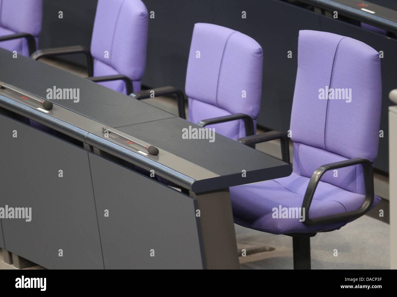 The yet unoccupied government bench in the Bundestag prior to the final ...