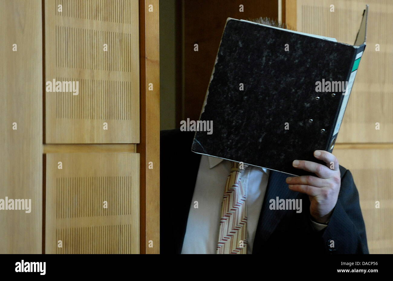 Der wegen Mordes an dem zehnjaehrigen Mirco angeklagte Olaf H. verbirgt ...