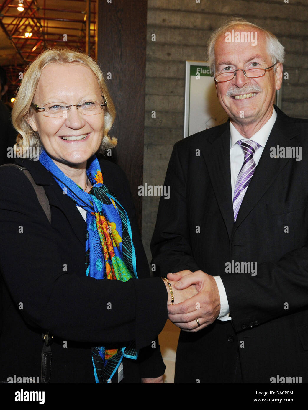 Federal Prosecutor General Monika Harms (l) greets Harald Range ...