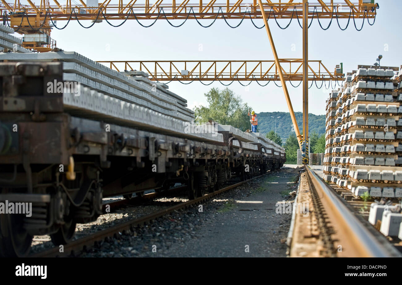 Freight train being loaded hi-res stock photography and images - Alamy