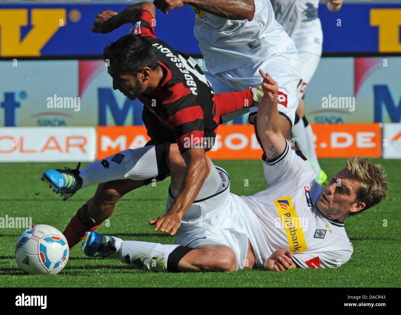 Moenchengladbach's Thorben Marx (R) and Freiburg's Yacine Abdessadki (L ...