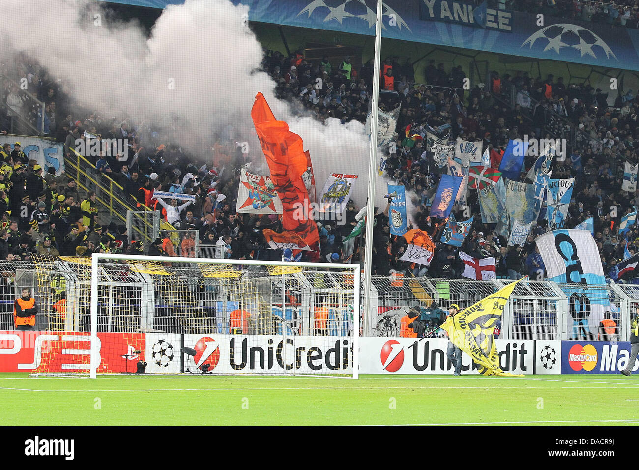 Soccer fans in smoke hi-res stock photography and images - Alamy