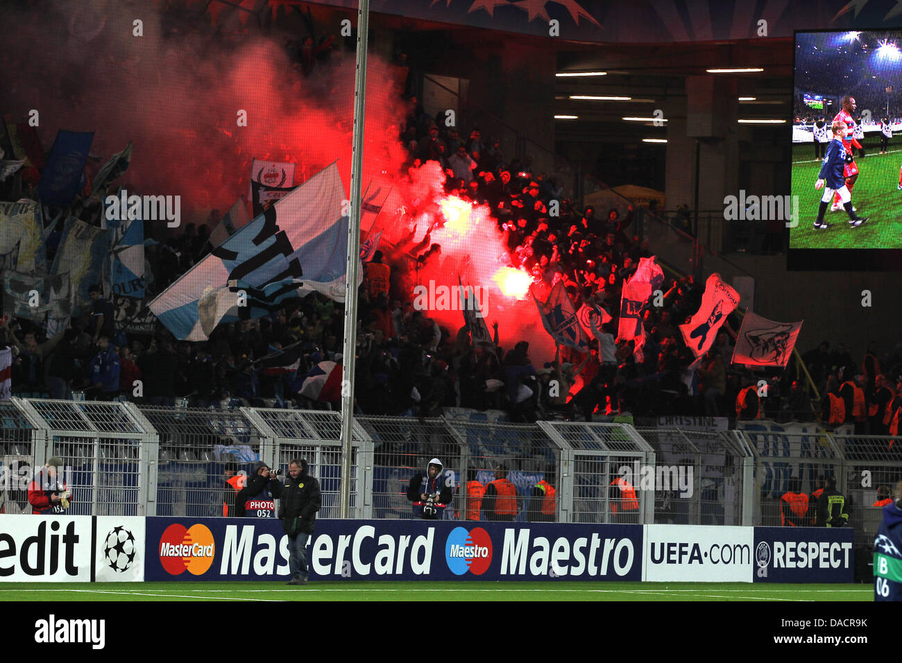 Marseilles' fans light Bengal firework during the Champions League ...