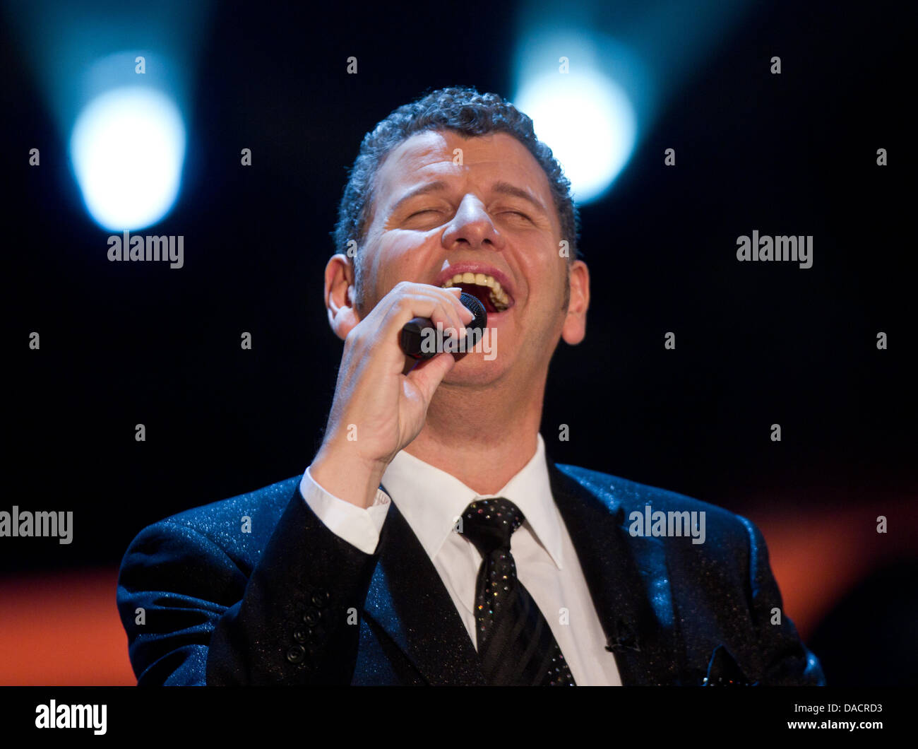 Argentinian-Austrian folk singer Semino Rossi performs during the ...