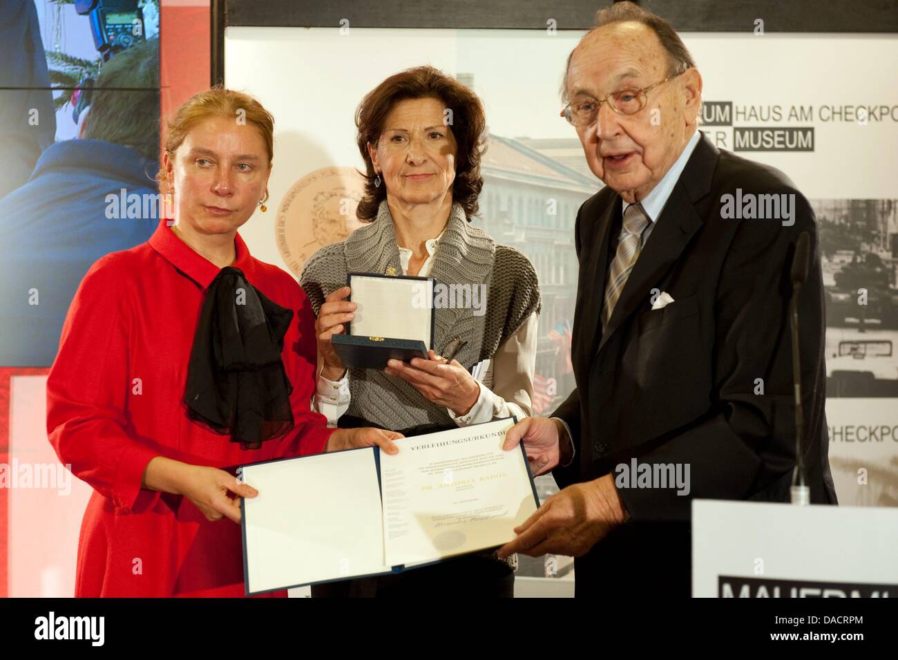 Dr hans dietrich genscher alexandra hildebrandt hi-res stock ...