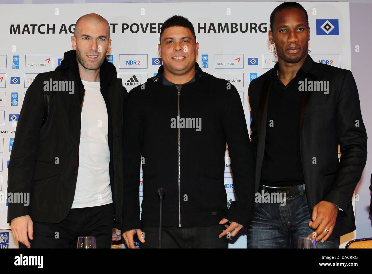 Former national soccer team players Zinedine Zidane (France, L-R ...