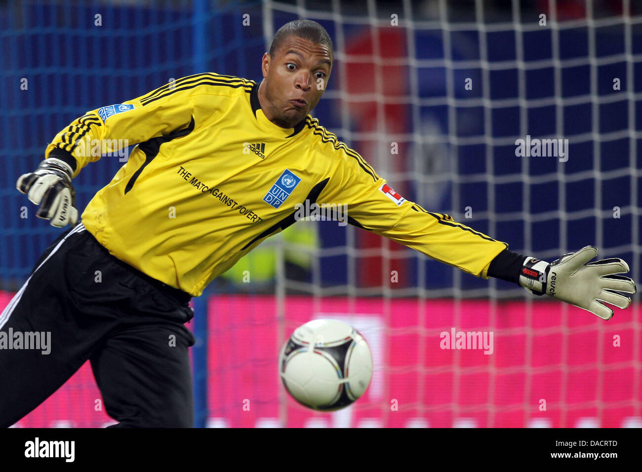 Keeper Dida of "Team Ronaldo, Zidane and friends" jumps to the ball ...
