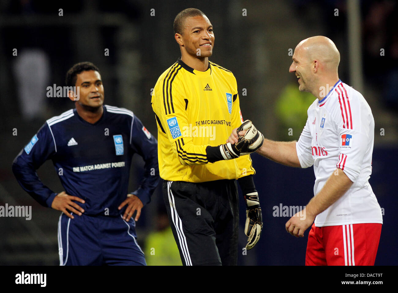 Keeper Dida (C-r) of «Team Ronaldo, Zidane and friends» and Stefan ...