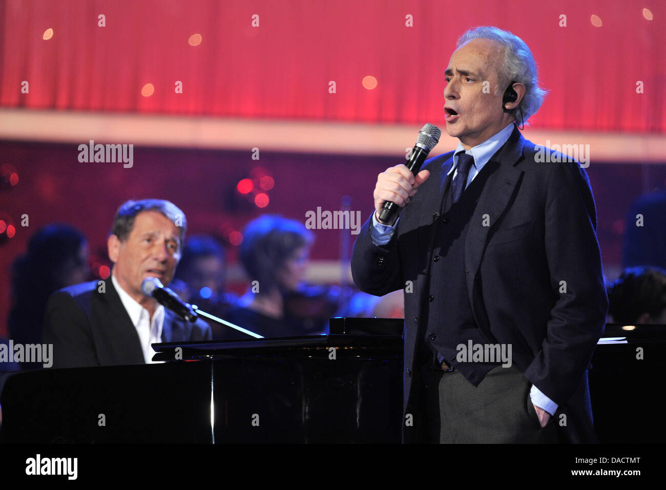 Spanish famous tenor Jose Carreras (R) and singer Udo Juergens practice ...
