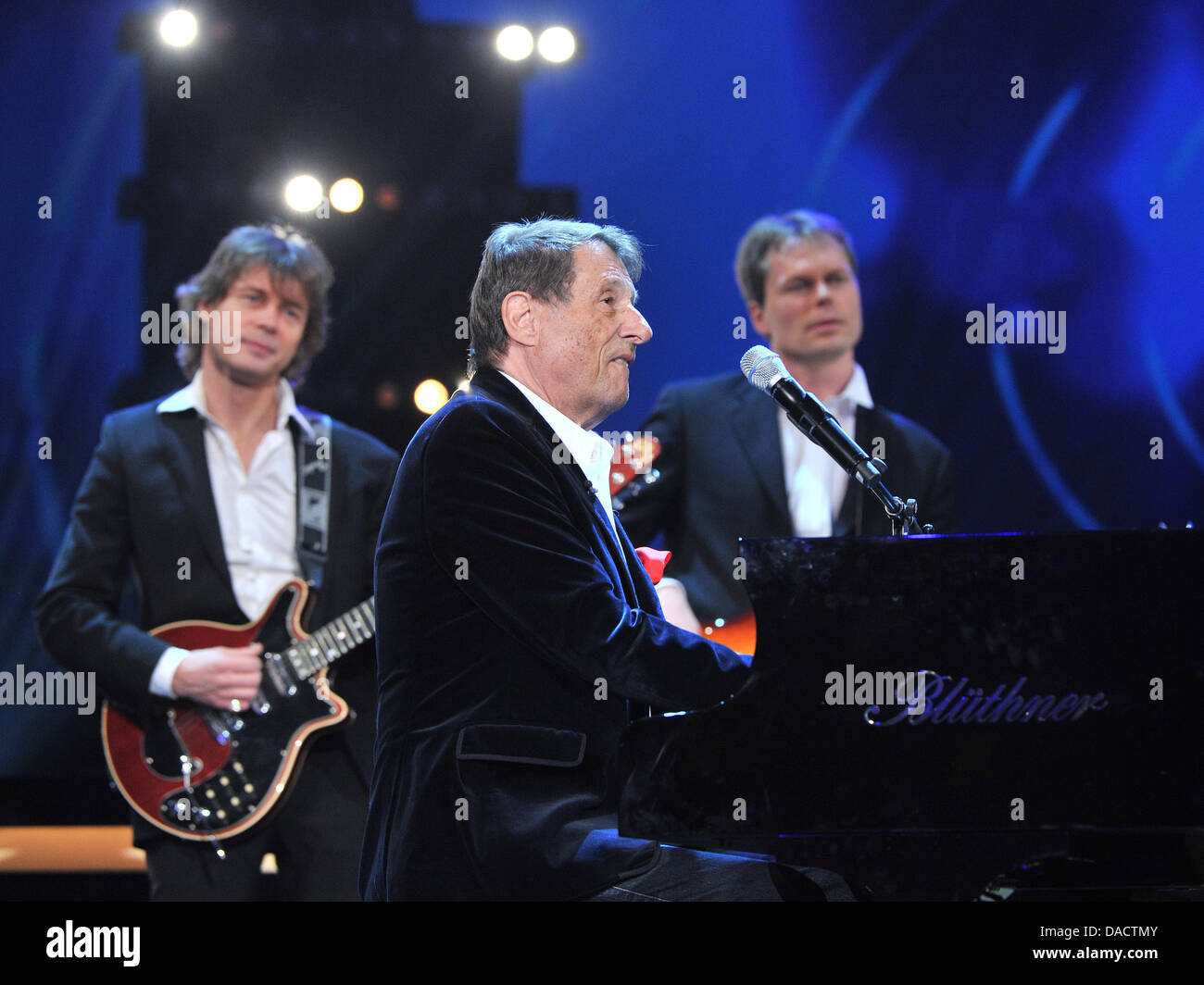 Singer Udo Juergens practices his performance during the final ...