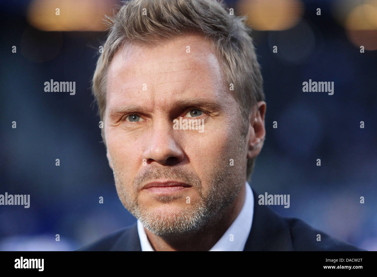Hamburg's head coach Thorsten Fink watches his team warm-up before the ...