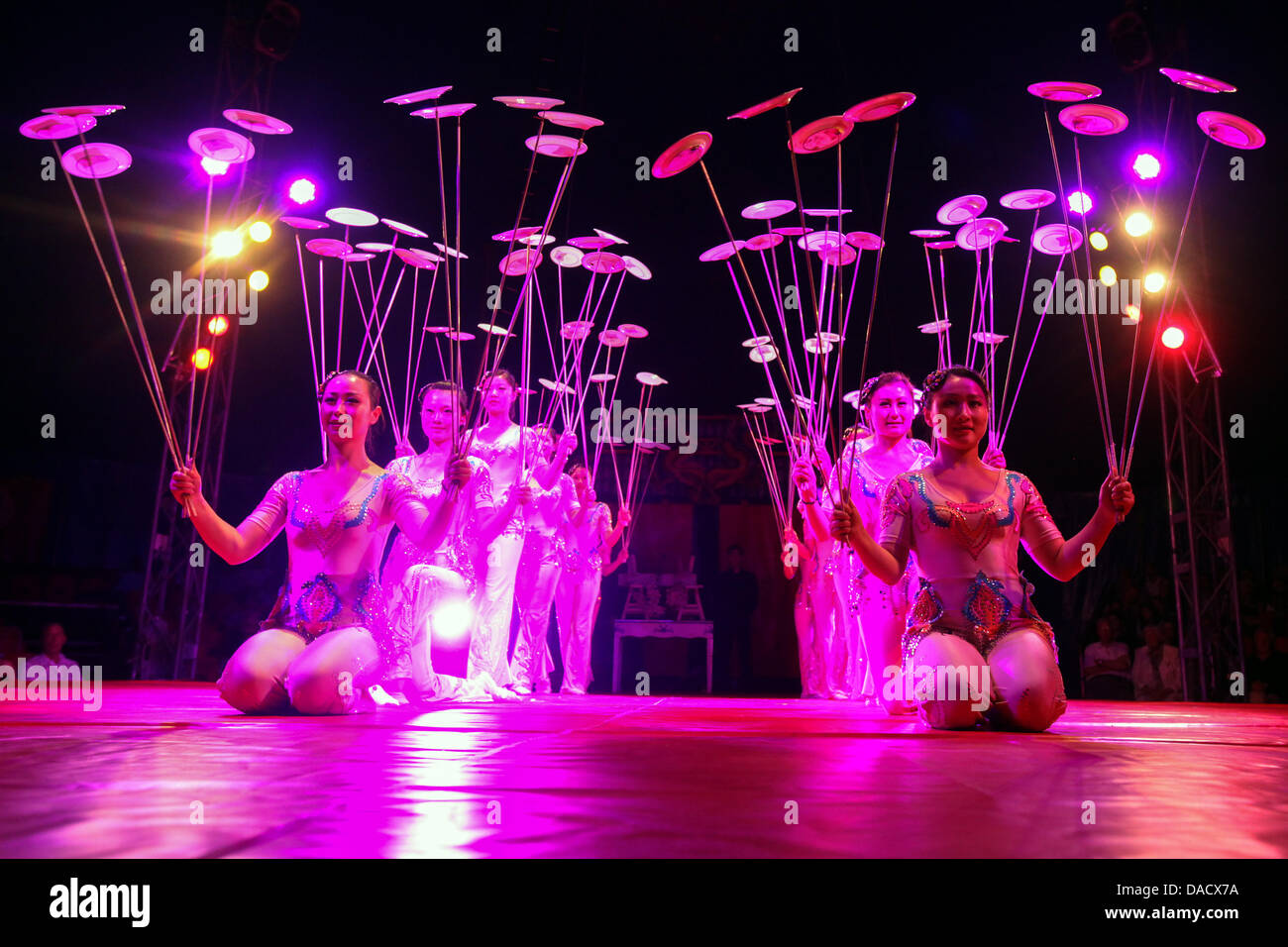 Acrobats of the Chinese state circus perform with plates in Hamburg ...