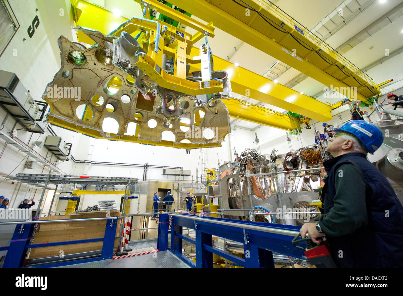 Staff of the Greifswald Max Planck Institute assemble the 14 ton heat ...