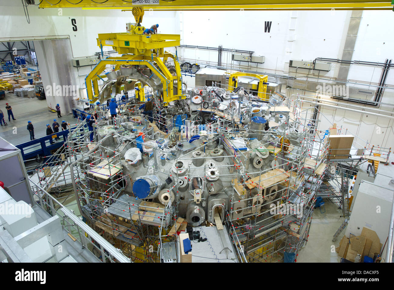 Staff of the Greifswald Max Planck Institute assemble the 14 ton heat ...