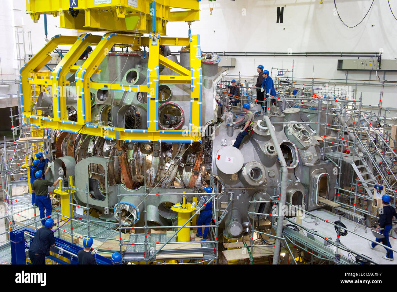 Staff of the Greifswald Max Planck Institute assemble the 14 ton heat ...