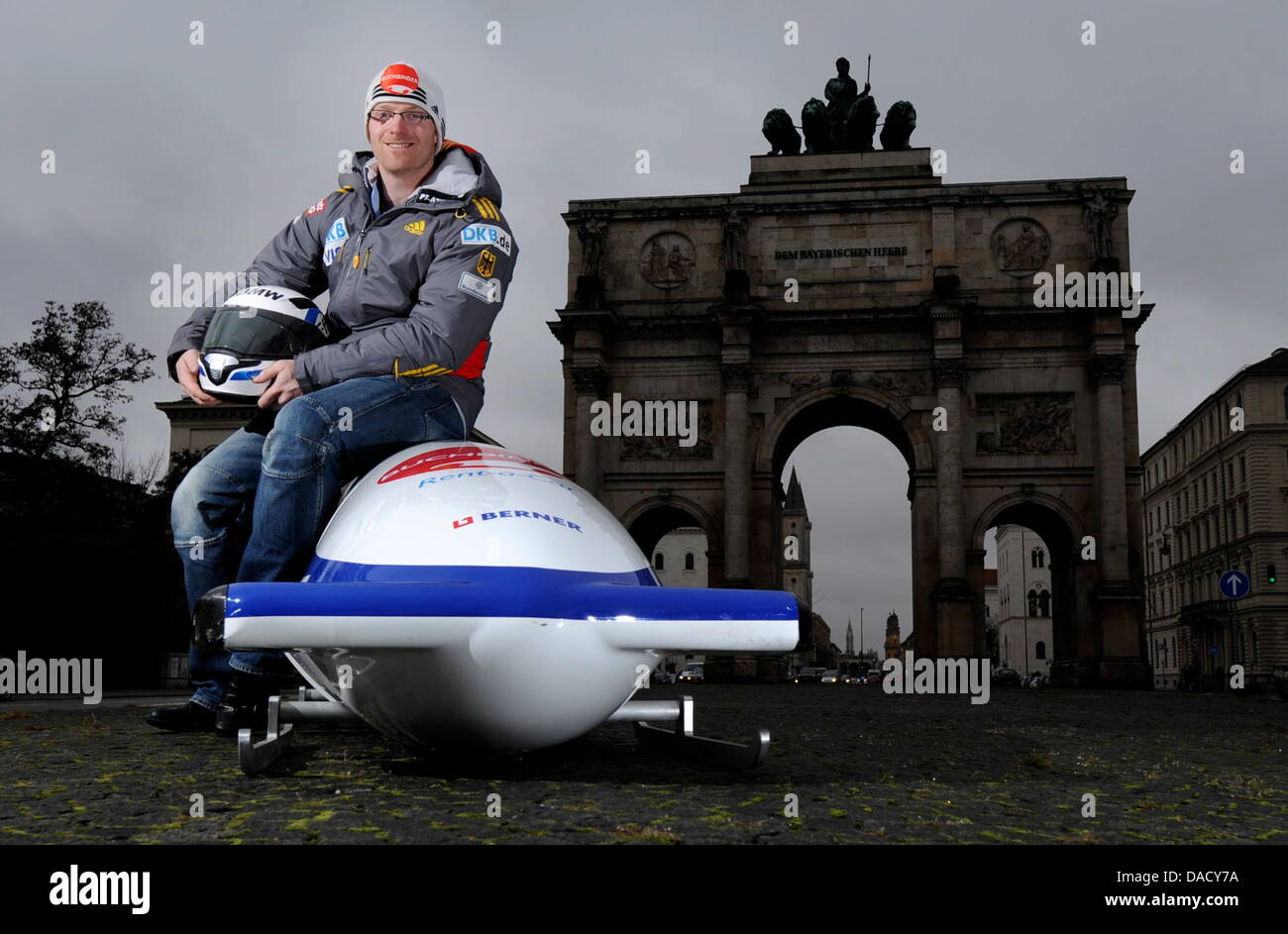 Der deutsche Bobpilot Manuel Machata posiert am Freitag (23.12.2011) in ...