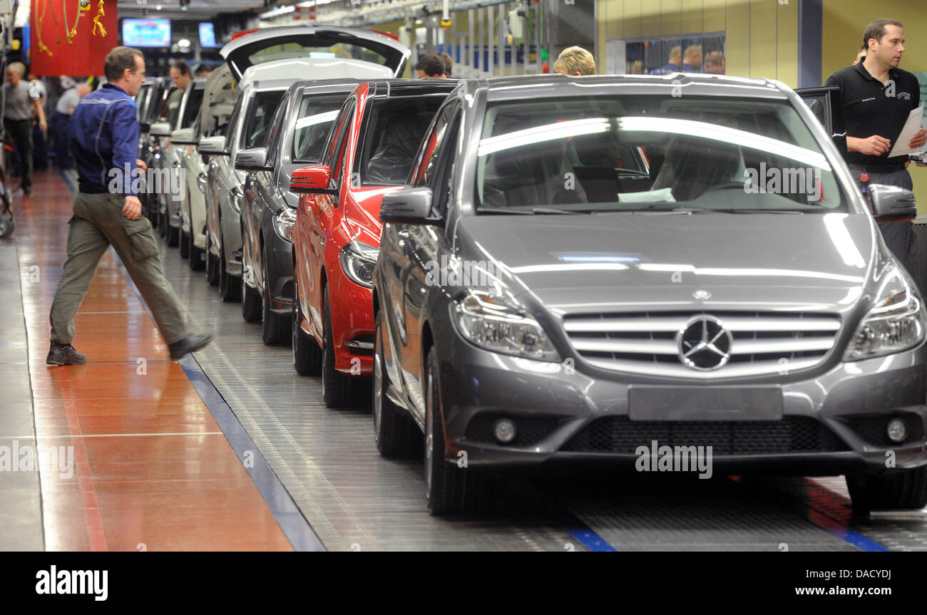 Mercedes benz assembly line hi-res stock photography and images - Alamy