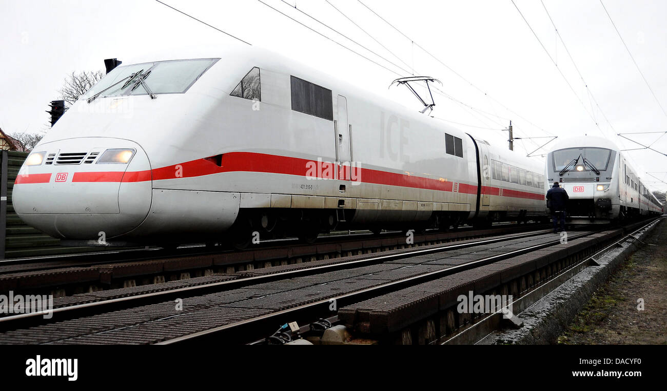 An ICE train (L) of the Deutsche Bahn (German Rail) is stuck near ...