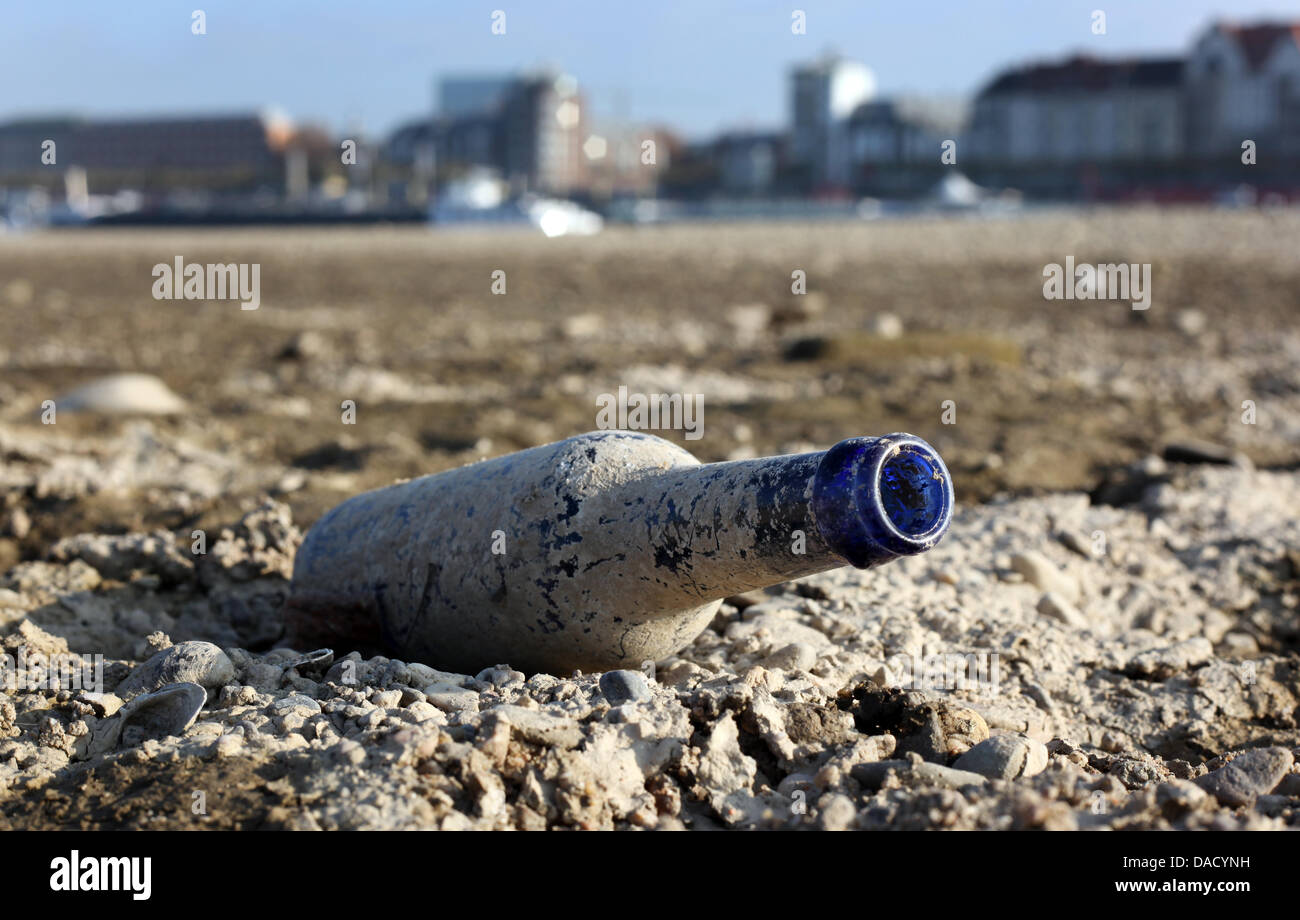 Weather gauge bottle hi-res stock photography and images - Alamy