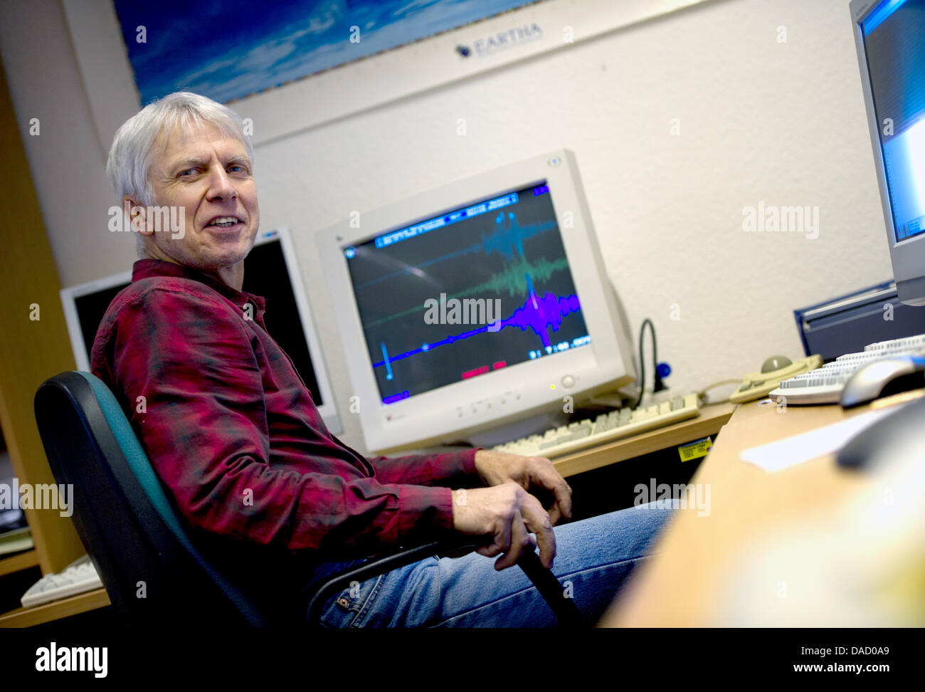 Seismometer computer hi-res stock photography and images - Alamy