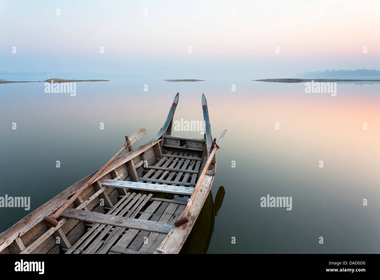 Traditional rowing boat hi-res stock photography and images - Alamy