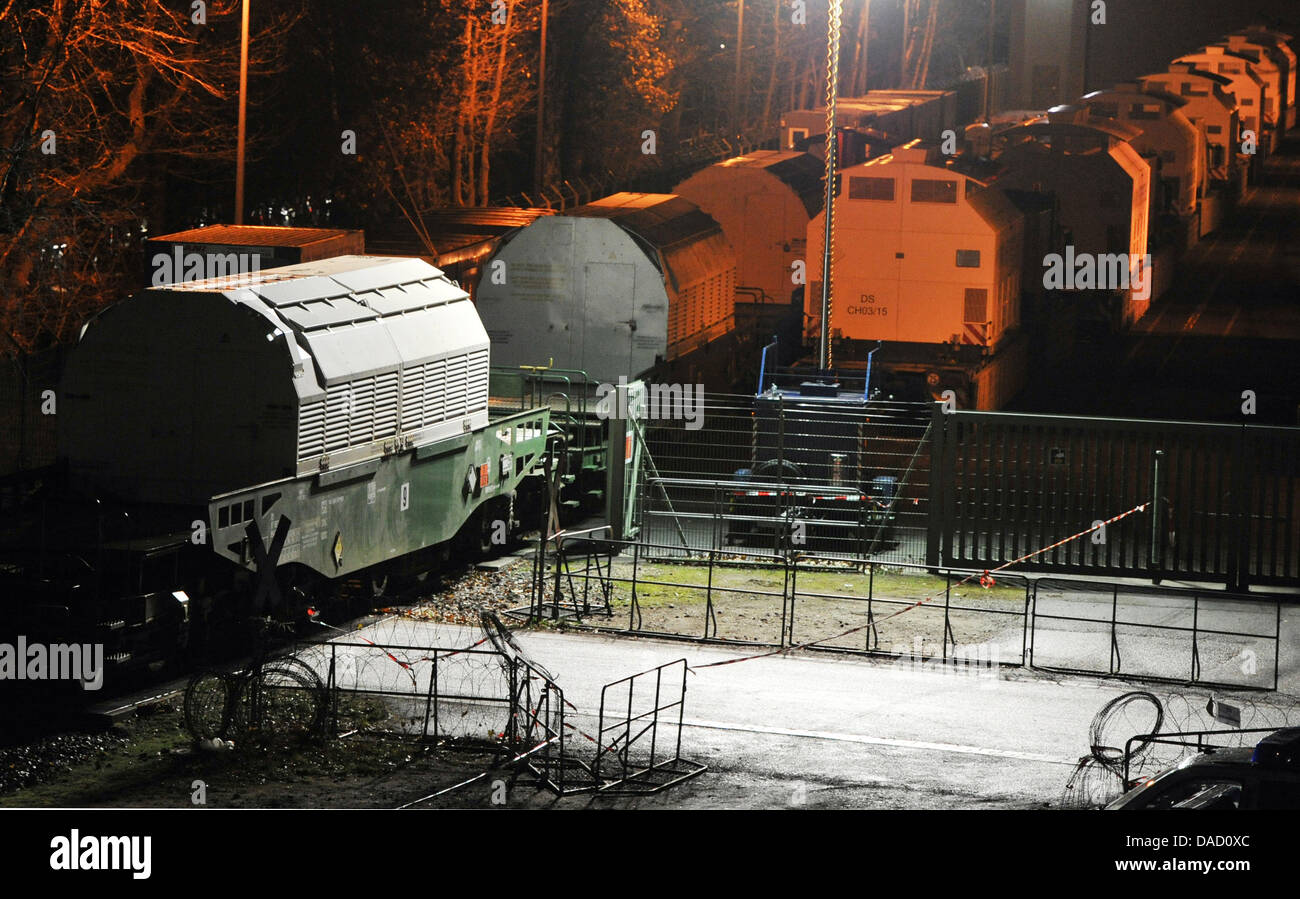 The train carrying the Castor containers arrives at the gantry crane in ...