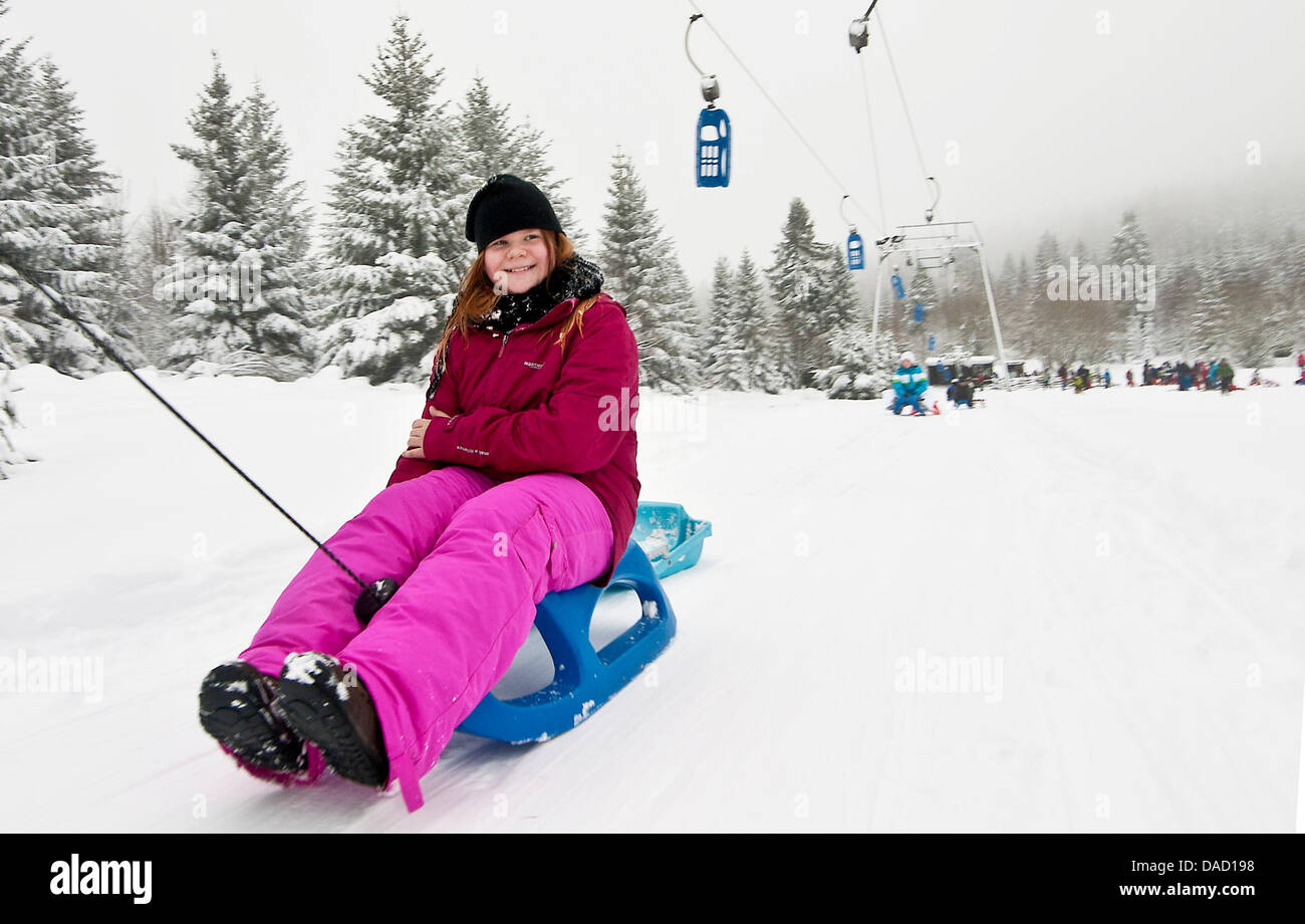 Leonie is pulled by the ski tow at the sledding track 'Brockenblick' in ...