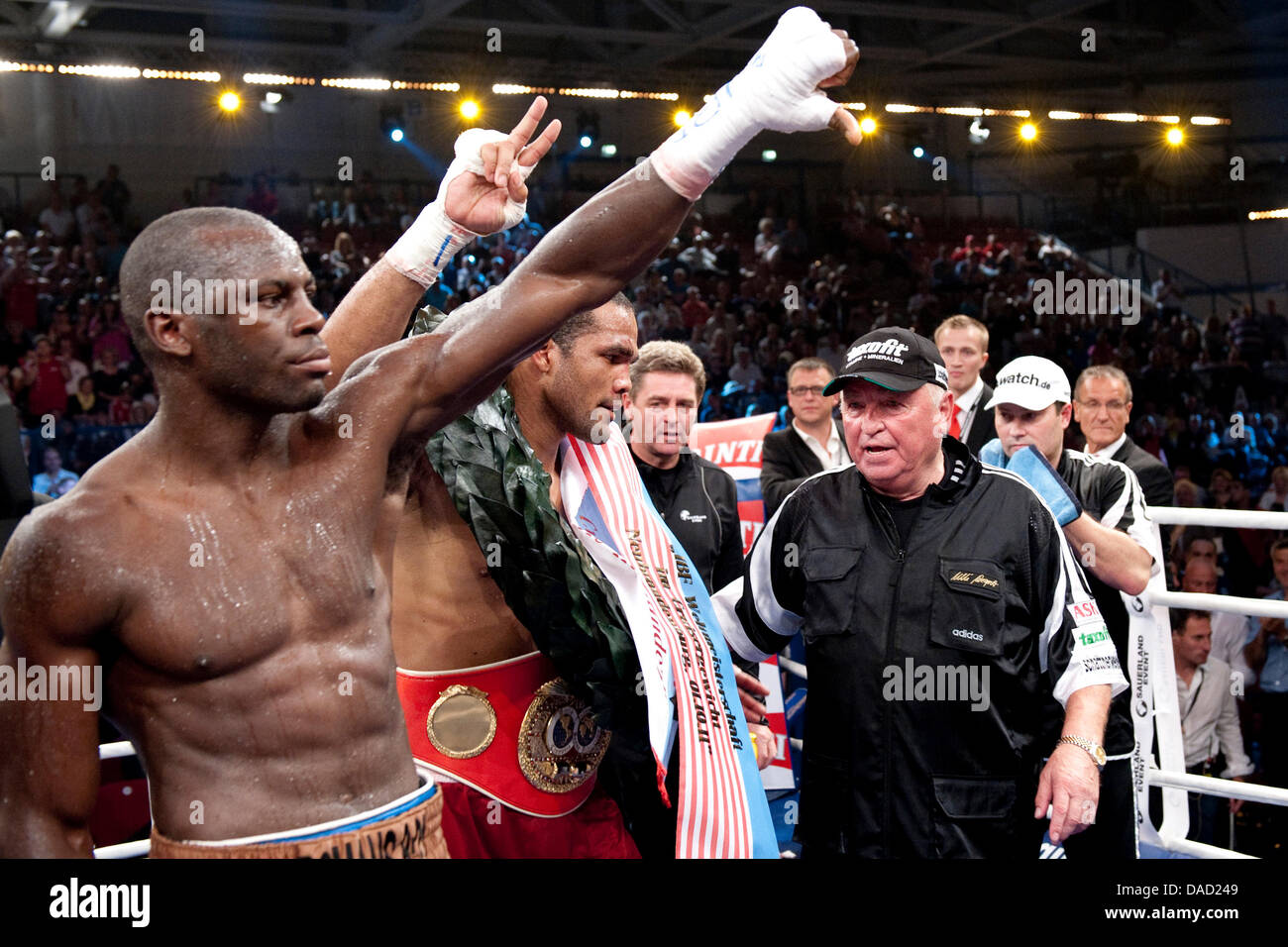 US boxer Steve Cunningham (L) and Cuban boxer Yoan Pablo Hernandez (C ...
