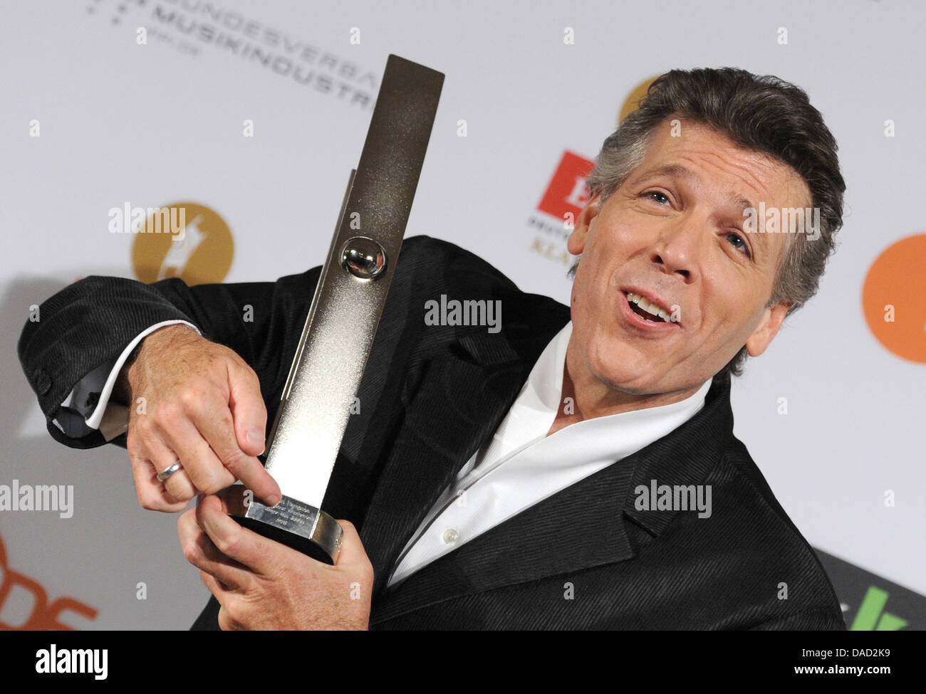 Thomas Hampson presents his award in the category 'Singer of the Year ...