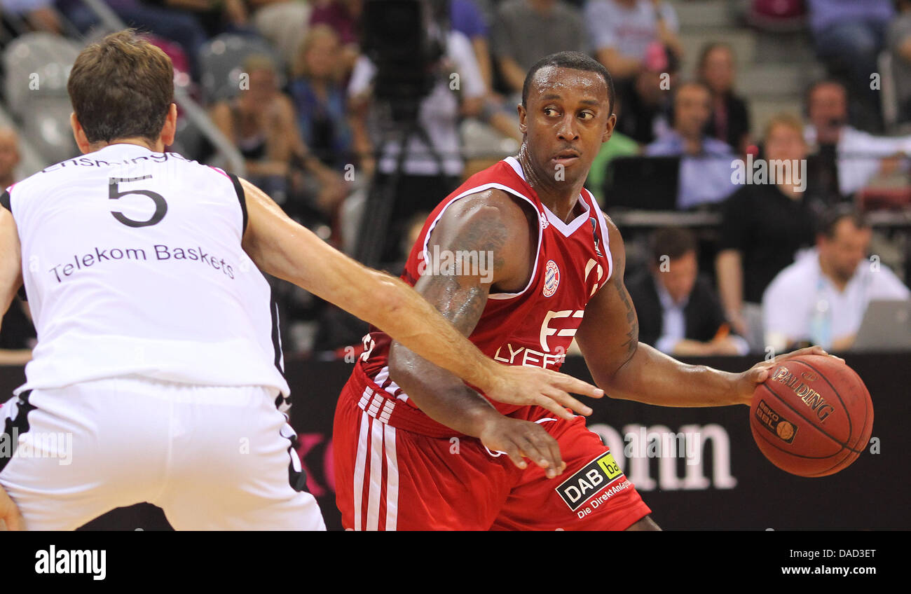 Munich's Je'Kel Foster (R) vies for the ball with Bonn's Chris ...