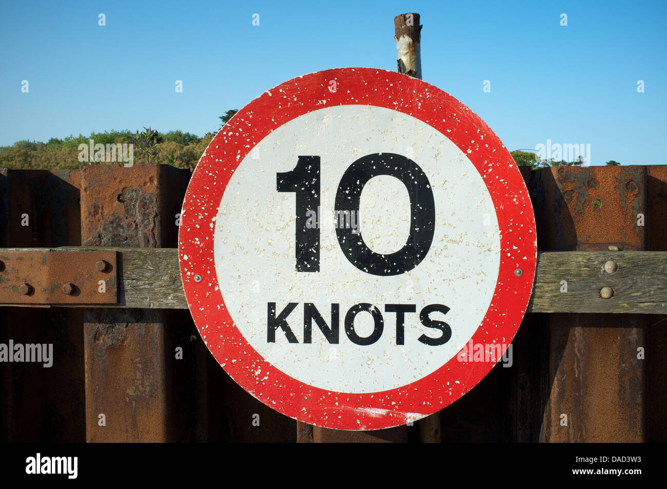 10 knots speed sign, river Deben, Bawdsey Ferry, Suffolk, UK Stock ...