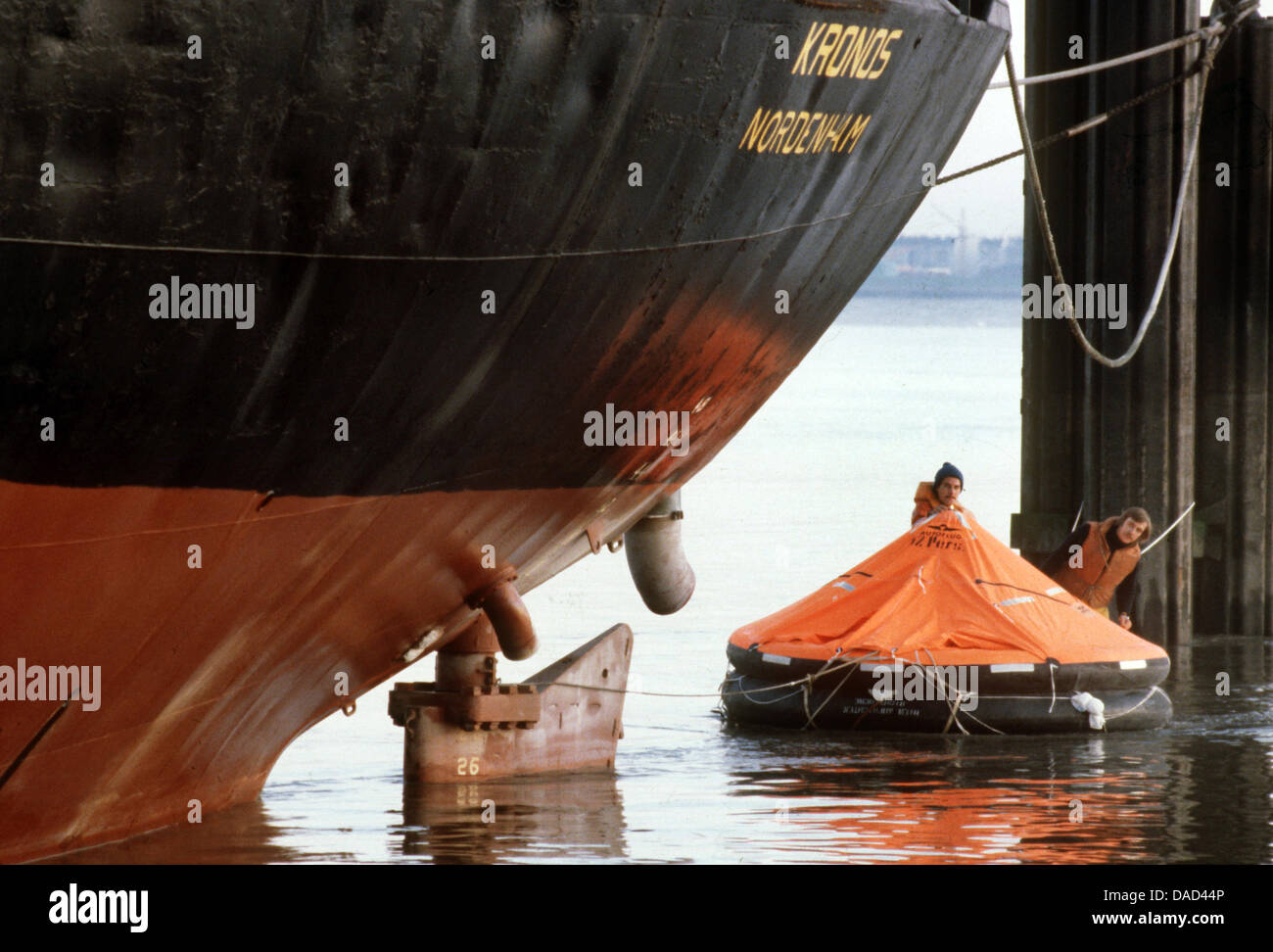 (dpa file) - A file picture dated 13 October 1990 shows members of the ...