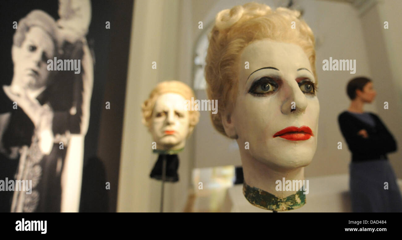 A visitor (R) observes the masks Marquise de Merteuil (C) and Vicomte ...