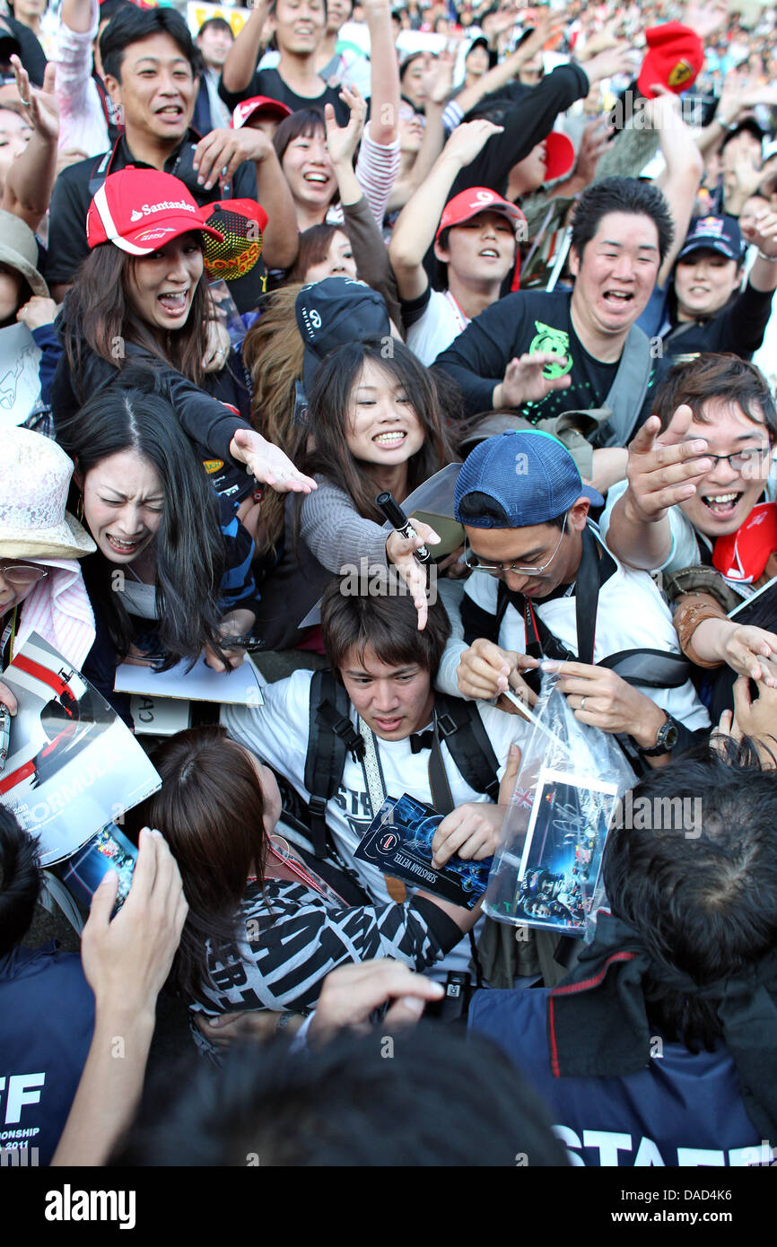 Spectators crowd to get an autographs from German Formula One driver ...