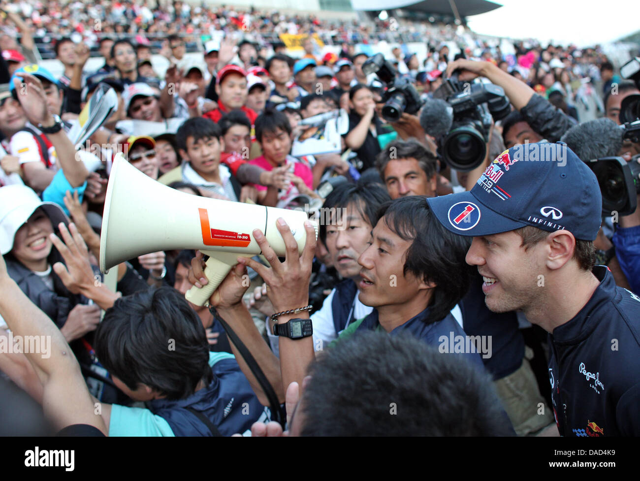 Spectators crowd to get an autographs from German Formula One driver ...