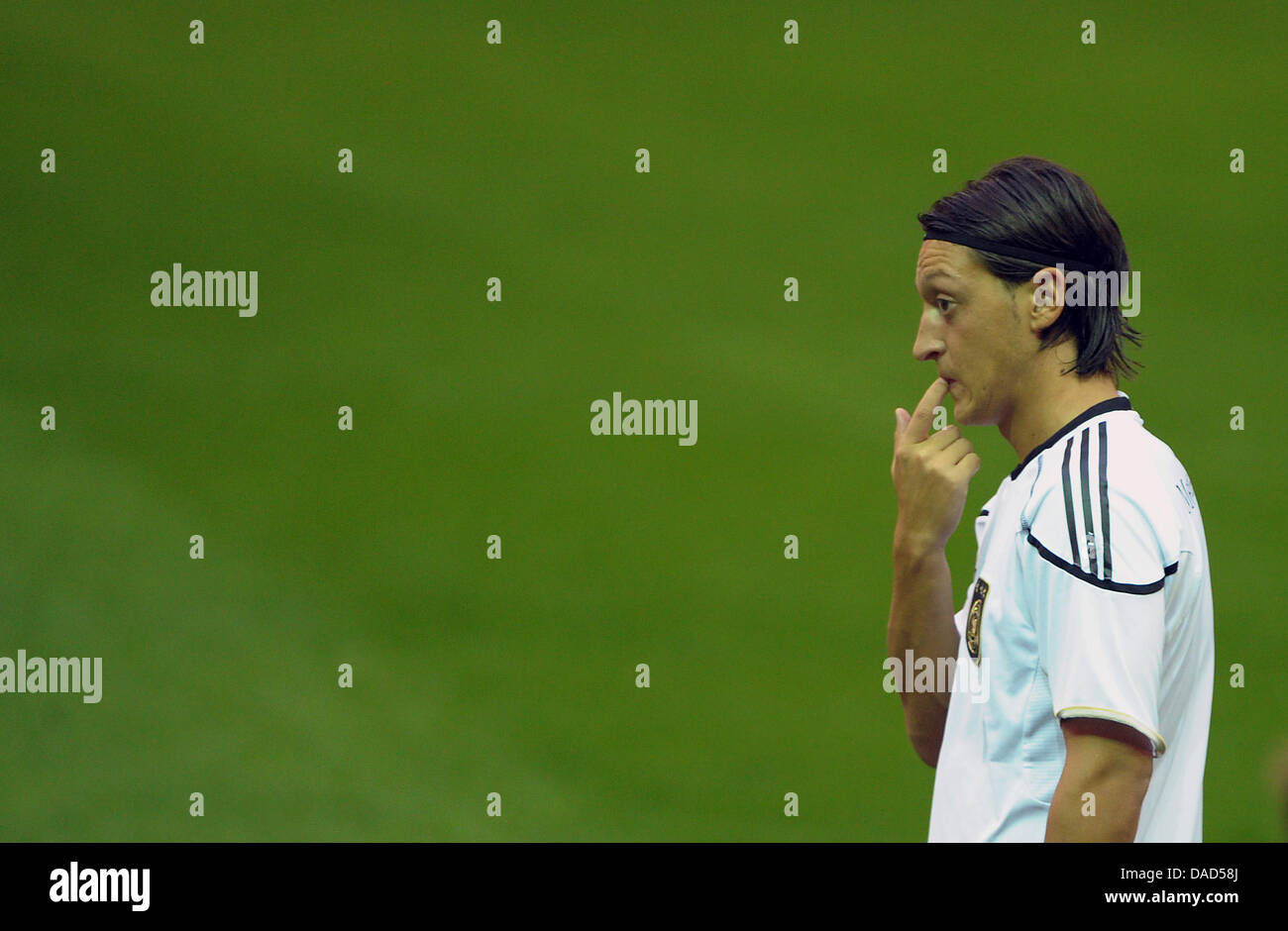 Germany's Mesut Ozil arrives for the final practice of the German ...