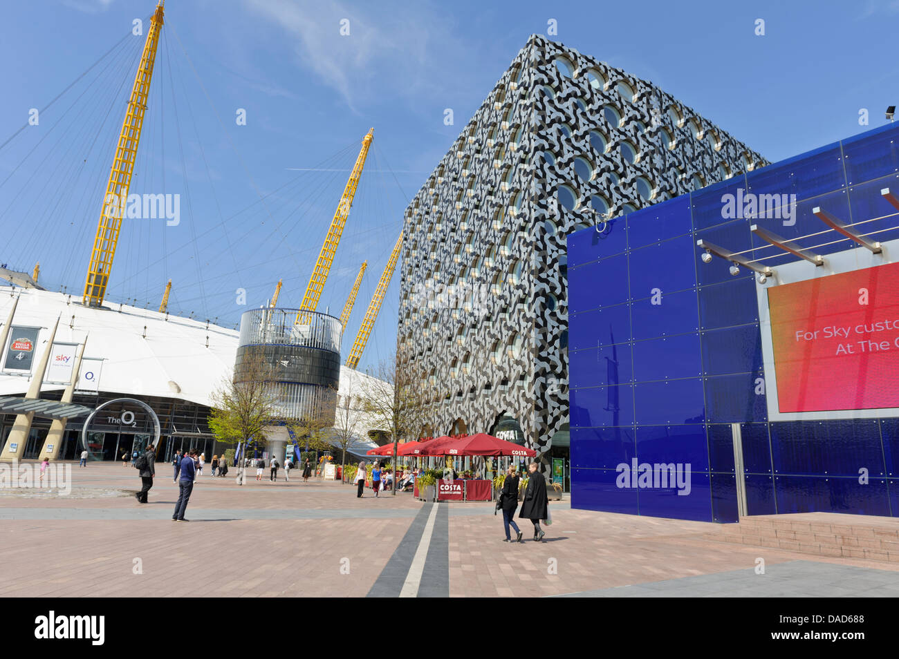Peninsula Square by Millennium Dome (O2 Arena), Greenwich, London ...