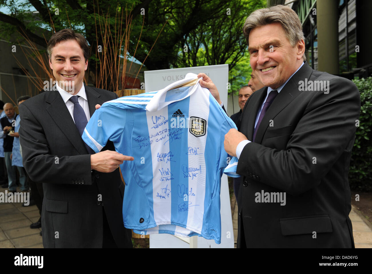 The Premier of Lower Saxony, David McAllister (CDU, L), receives a ...