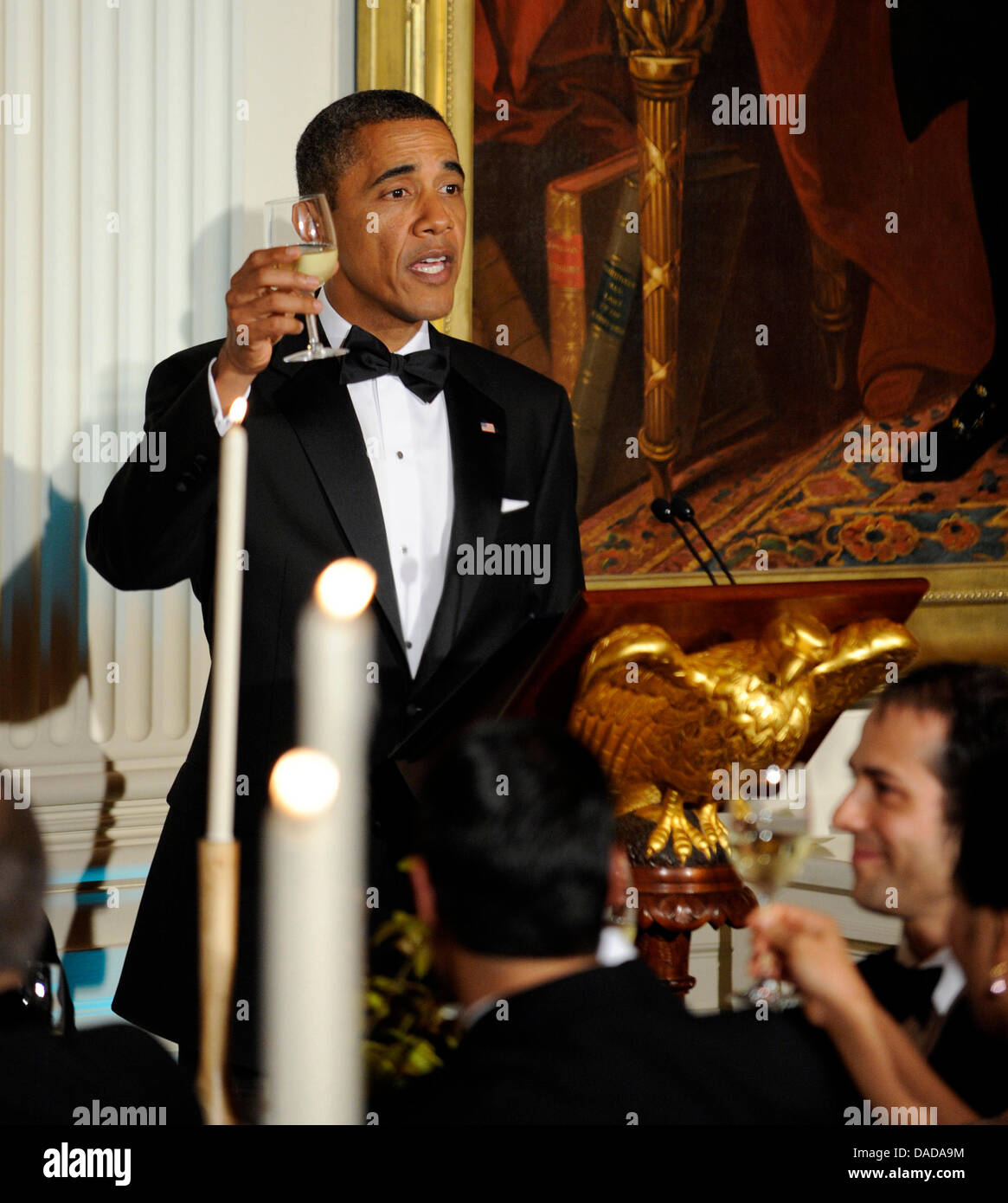 United States President Barack Obama toasts South Korean President Lee ...
