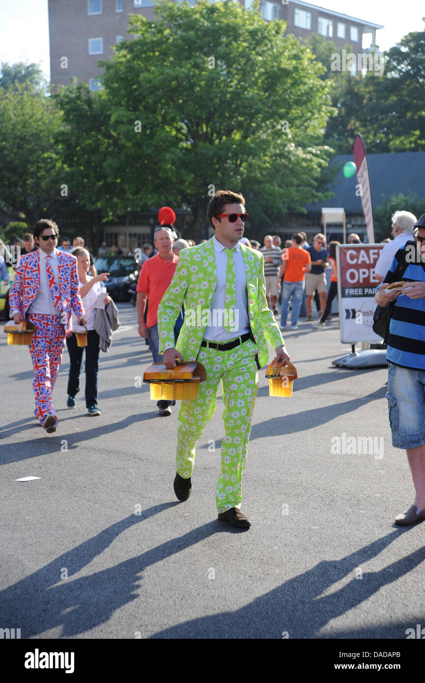 Man carrying tray of beer hi-res stock photography and images - Alamy