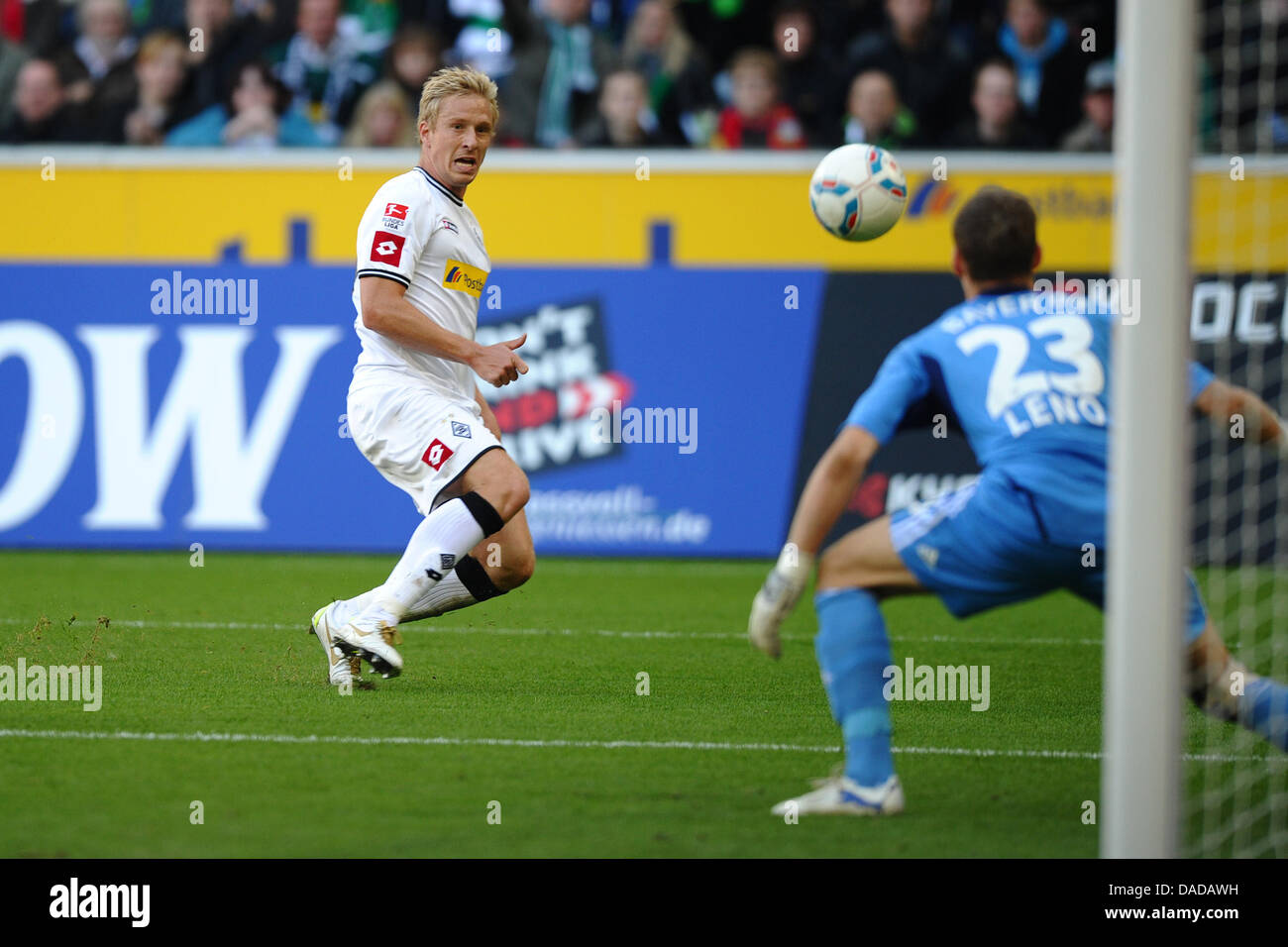 Moenchengladbach player Mike Hanke (L) kicks the ball while Leverkusen ...