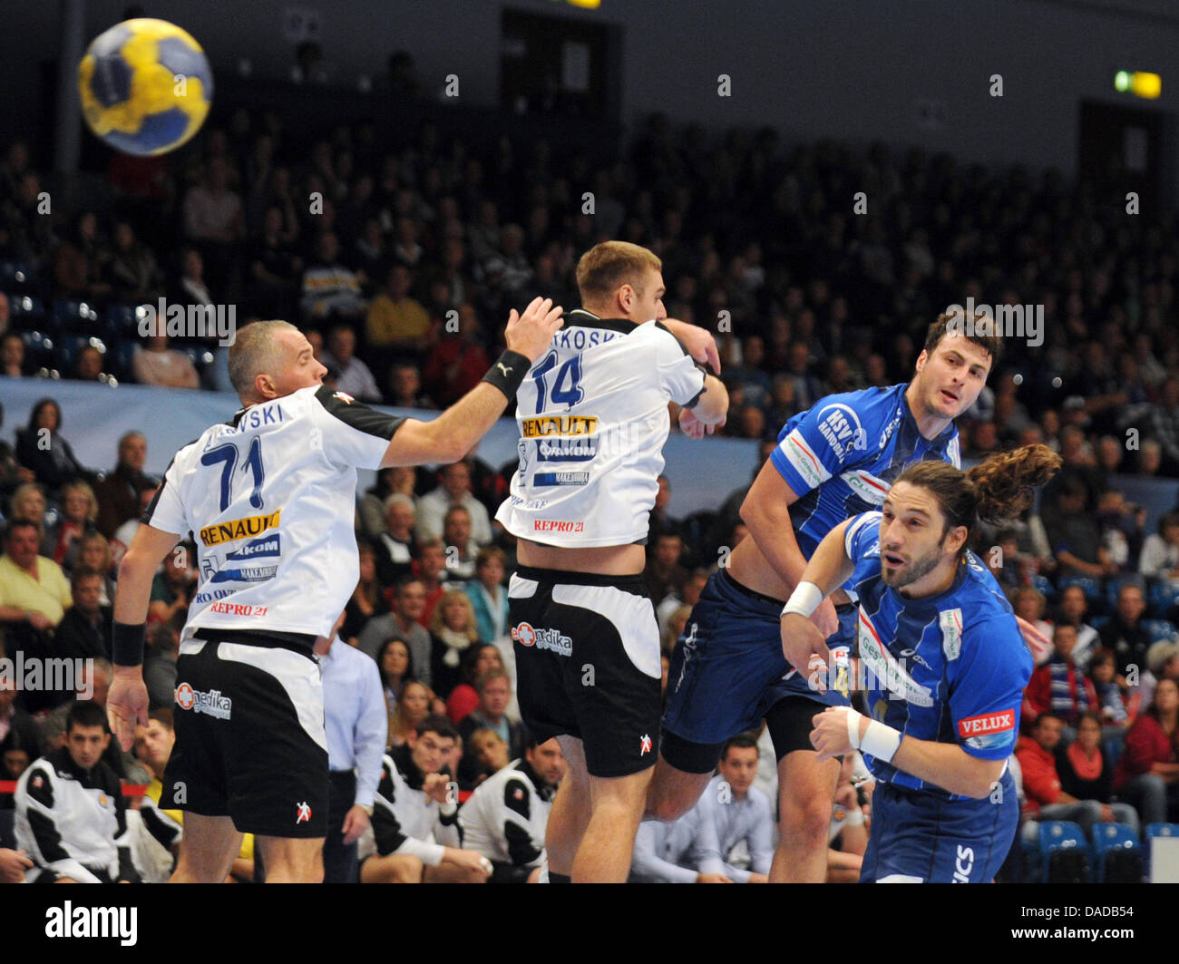 Hamburg players Domagoj Duvnjak (2-R) and Bertrand Gille (R) on the ...