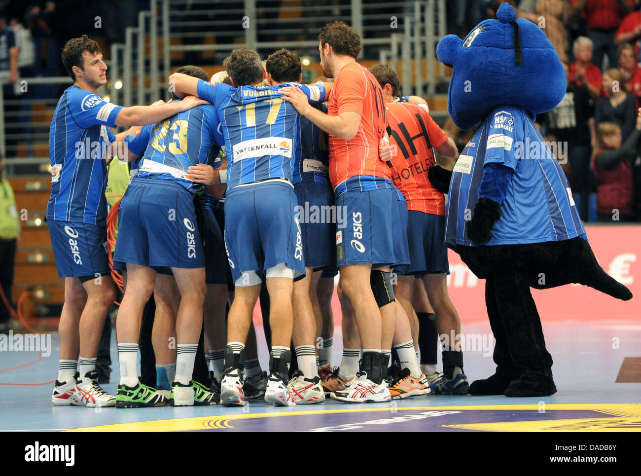 Hamburg's players stand in a circle during the Handball Champions ...