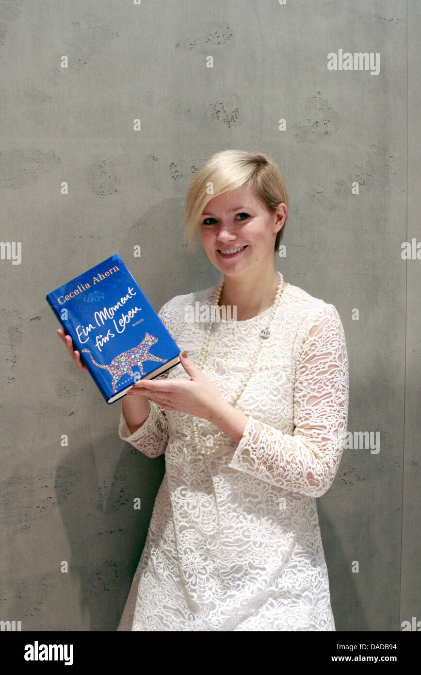 The Irish writer Cecelia Ahern poses with her new novel 'Ein Moment ...