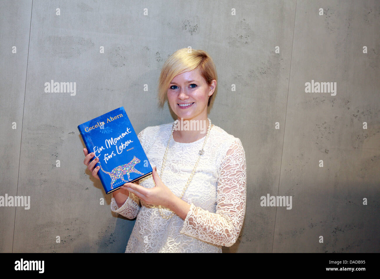 The Irish writer Cecelia Ahern poses with her new novel 'Ein Moment ...