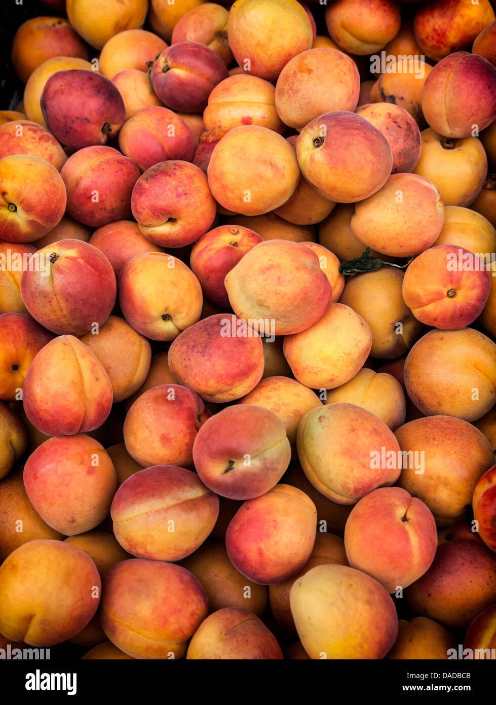 Peaches market hi-res stock photography and images - Alamy