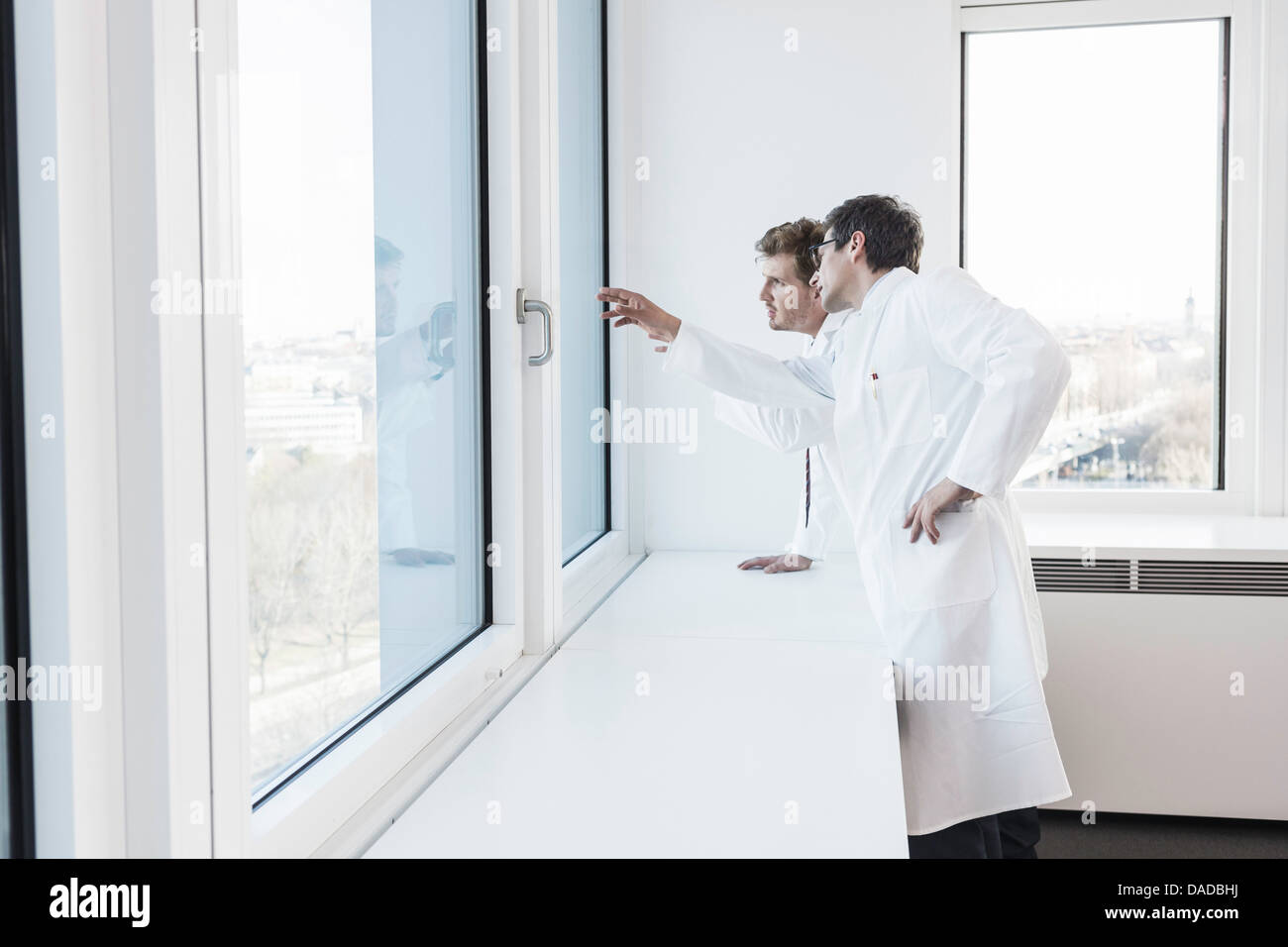 Lab coats scientist hi-res stock photography and images - Alamy