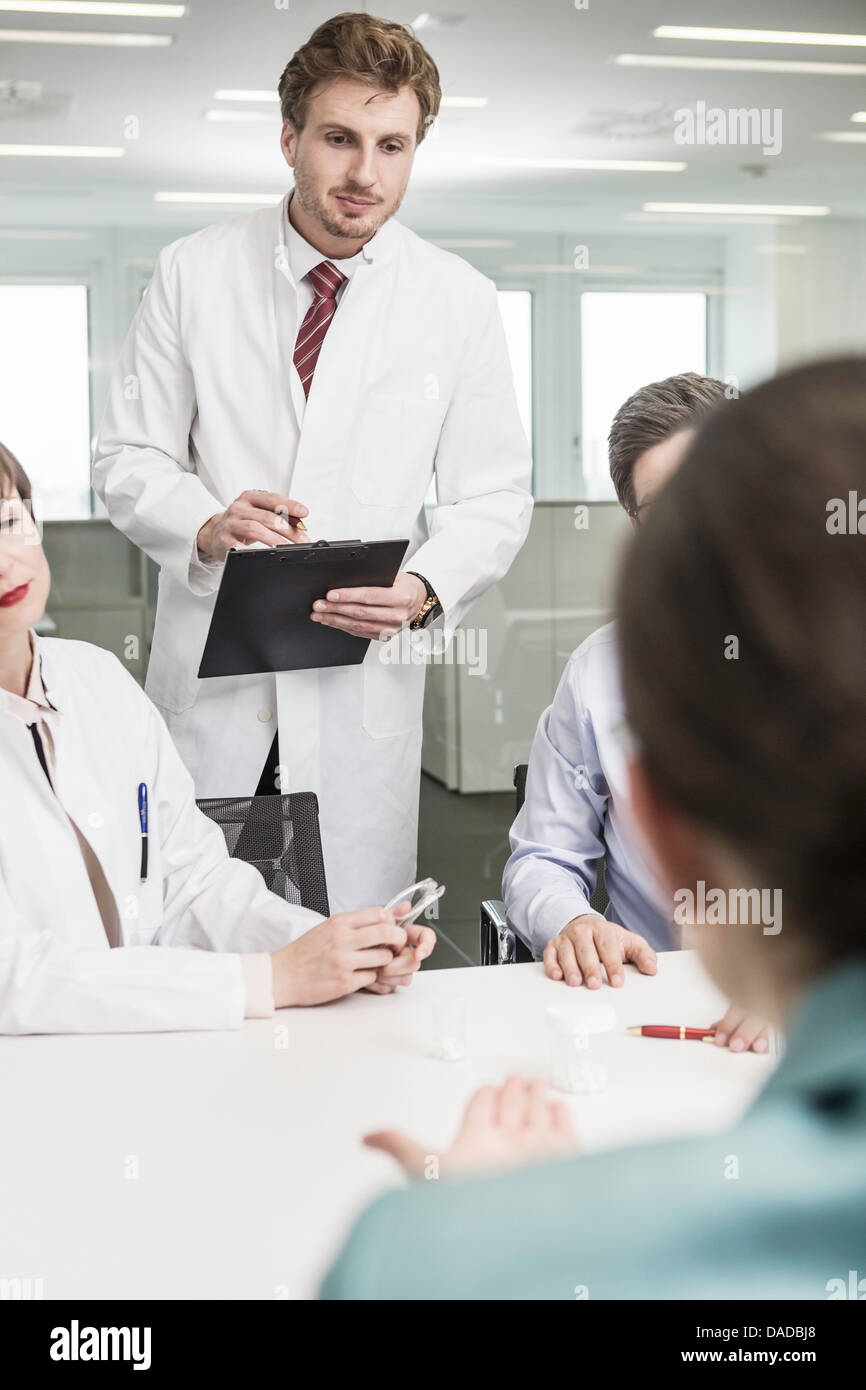 Man lab coat clipboard hi-res stock photography and images - Alamy